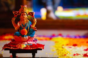 How to Perform Lakshmi Pooja at Home: A Step-by-Step Guide - Vedic ...